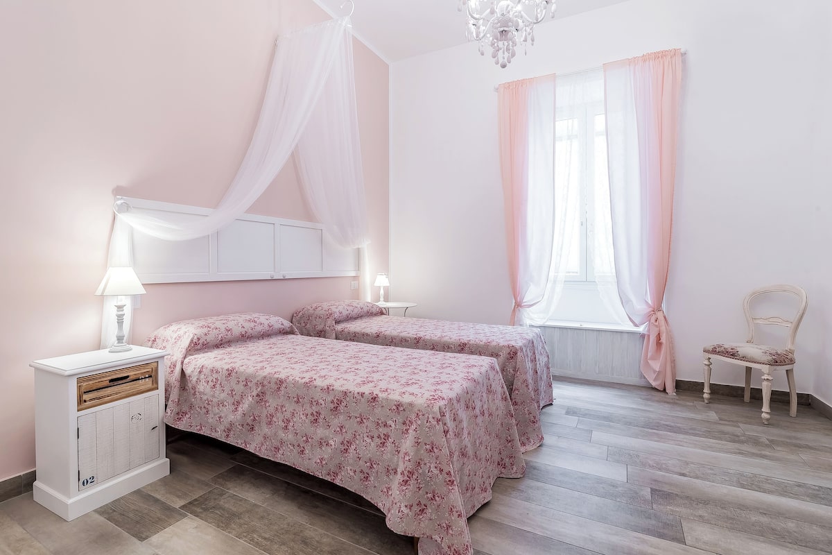 Quarto Duplo ou Twin Comfort, casa de banho anexa (Nennella) | Roupa hipoalergénica, camas de colchão pillowtop, secretária