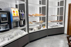 Café da manhã com buffet todos os dias (EUR 5.00 por pessoa)