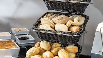 Pequeno-almoço continental diário (7.5 EUR por pessoa)