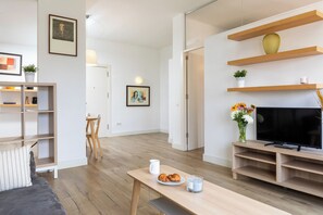 Apartamento Superior | Sala de estar | TV de ecrã plano 