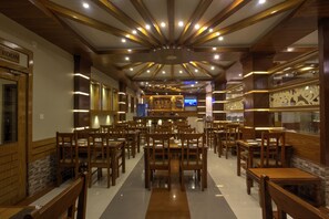 Pequenos-almoços servidos, cozinha local e internacional