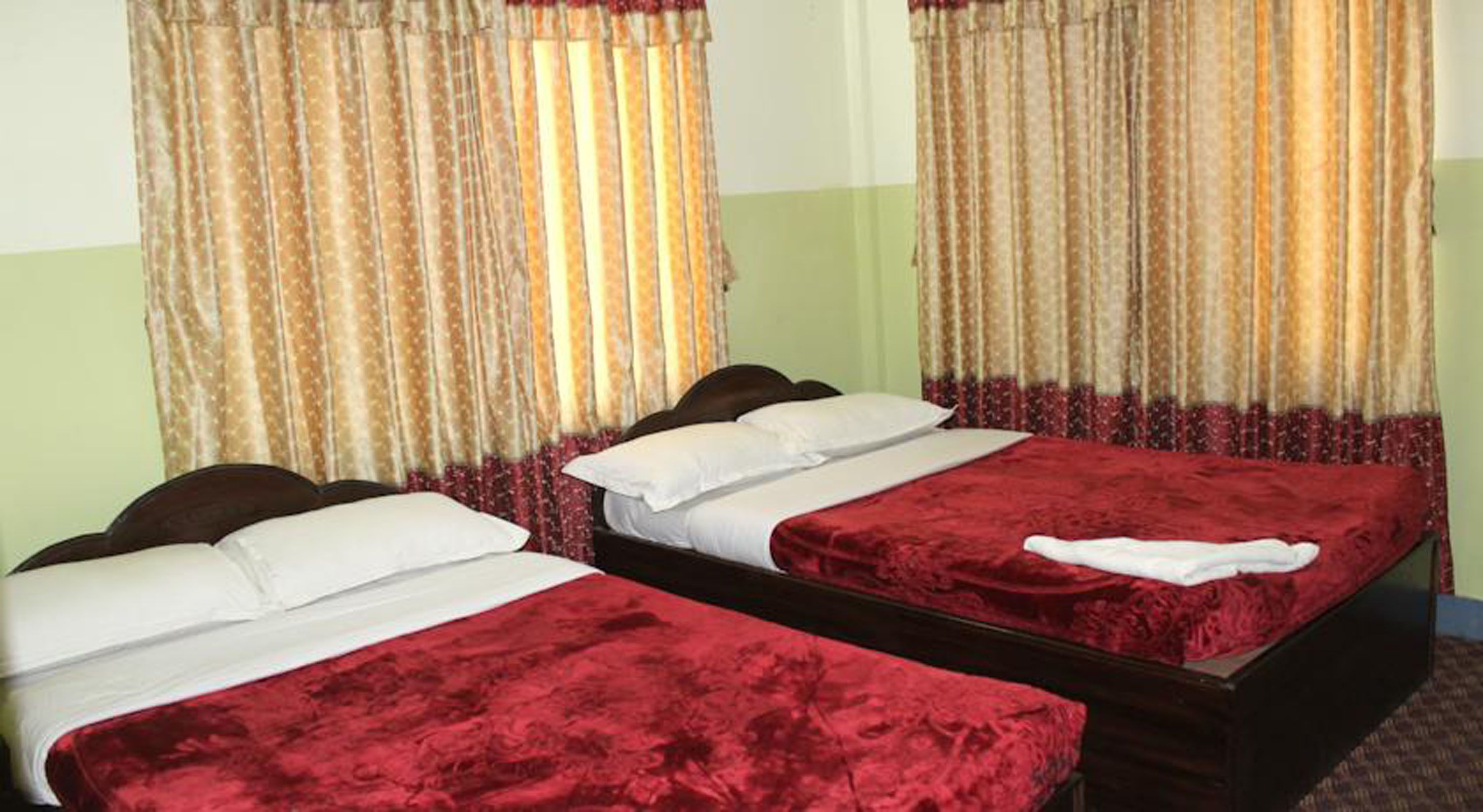 Quarto casal ou duplo standard | Cofres nos quartos, escrivaninha, ferros/tábuas de passar roupa