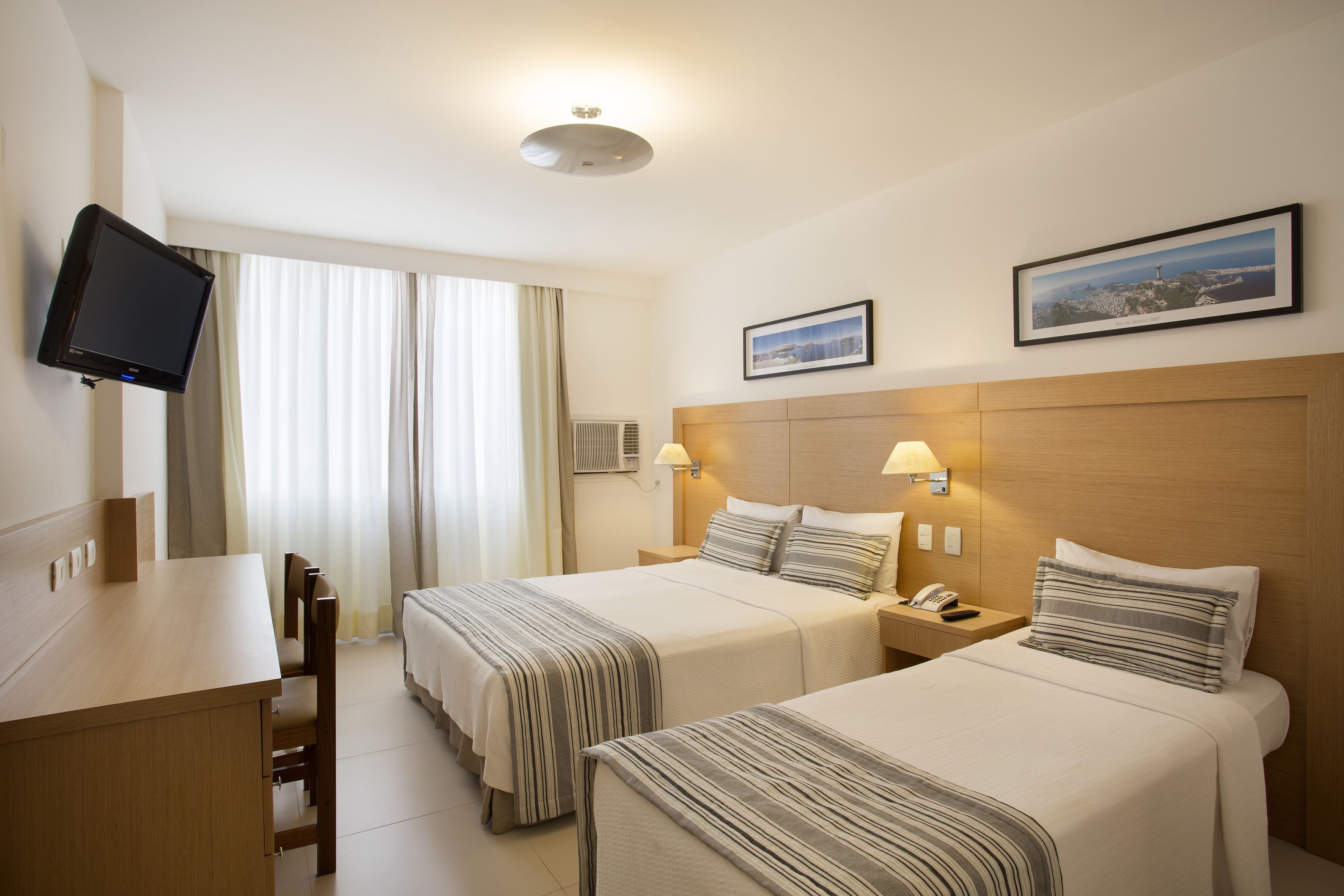 Quarto triplo standard | Frigobar, cofres nos quartos, individualmente decorados, escrivaninha