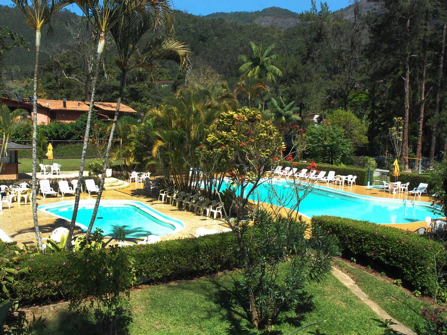 Piscina externa, guarda-sóis, espreguiçadeiras