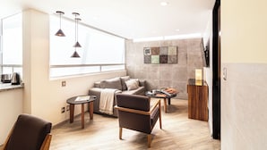 Apartamento Standard, 2 quartos | Sala de estar | TV de ecrã plano 