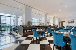 Café da manhã com buffet todos os dias mediante uma taxa
