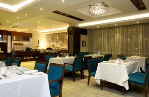 Pequeno-almoço tipo buffet diário (59 SAR por pessoa) 