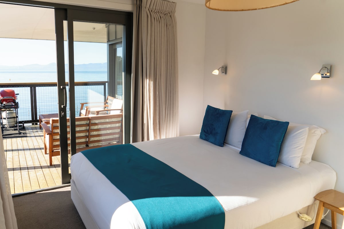 Apartamento Superior, 2 quartos, vista para o mar | Secretária adequada para computadores portáteis, quartos insonorizados