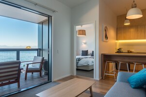 Apartamento conforto, 2 quartos, vista para o mar | Área de estar | TV de tela plana 40 polegadas com canais via satélite, TV