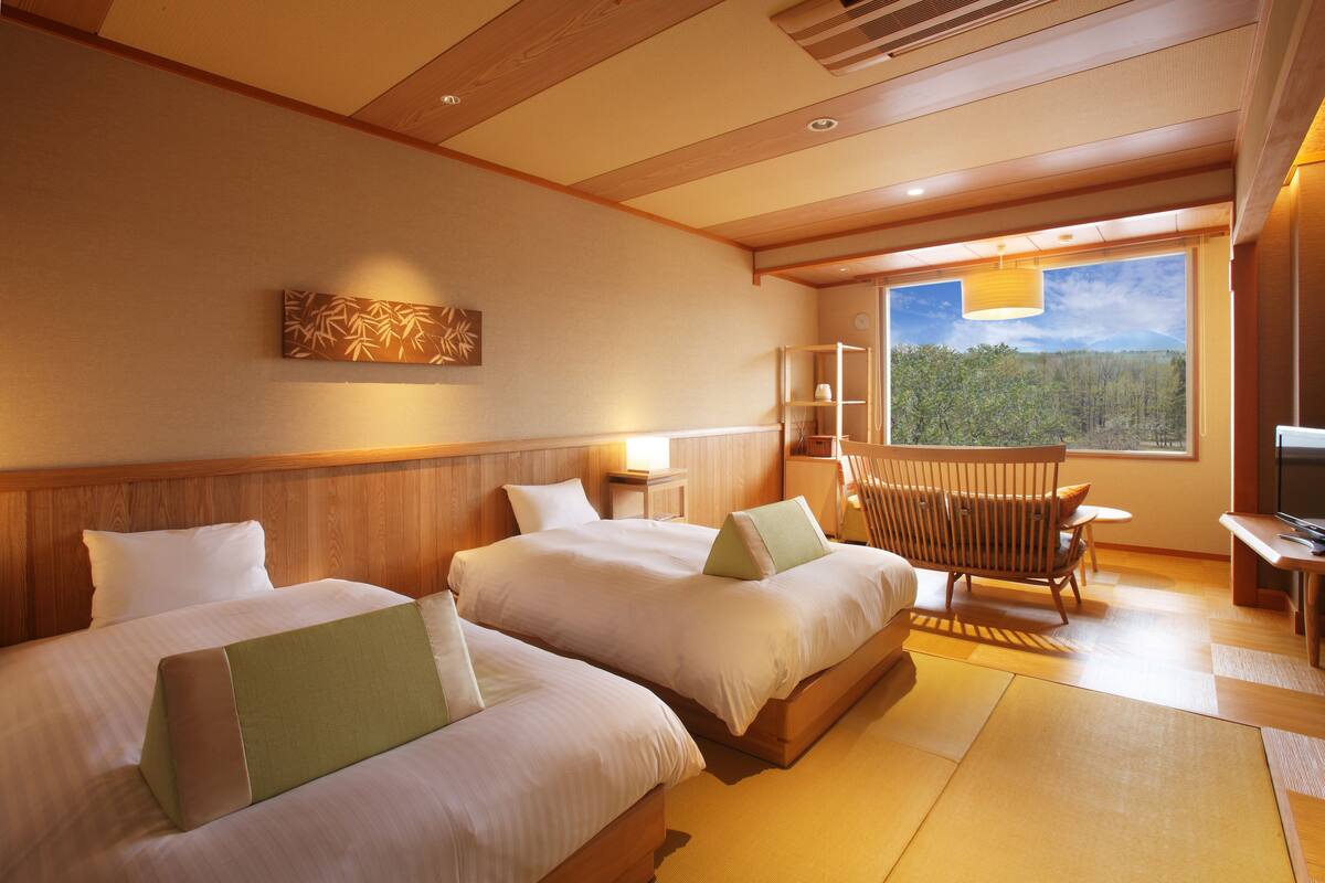 Quarto Twin (Sakura, 2nd Floor with Shower booth) | Cofre no quarto, secretária 