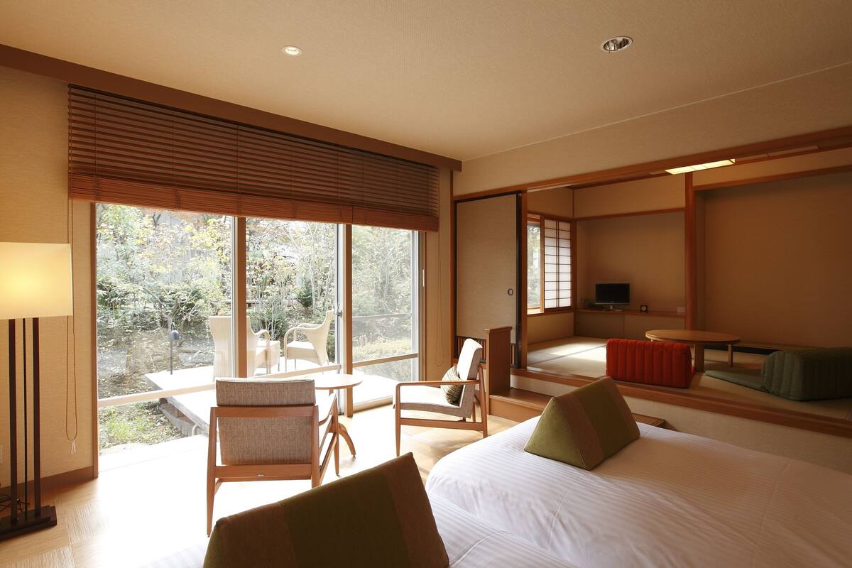 Suite (Japanese 7.5 Tatami Simmons bed) | Cofre no quarto, secretária 