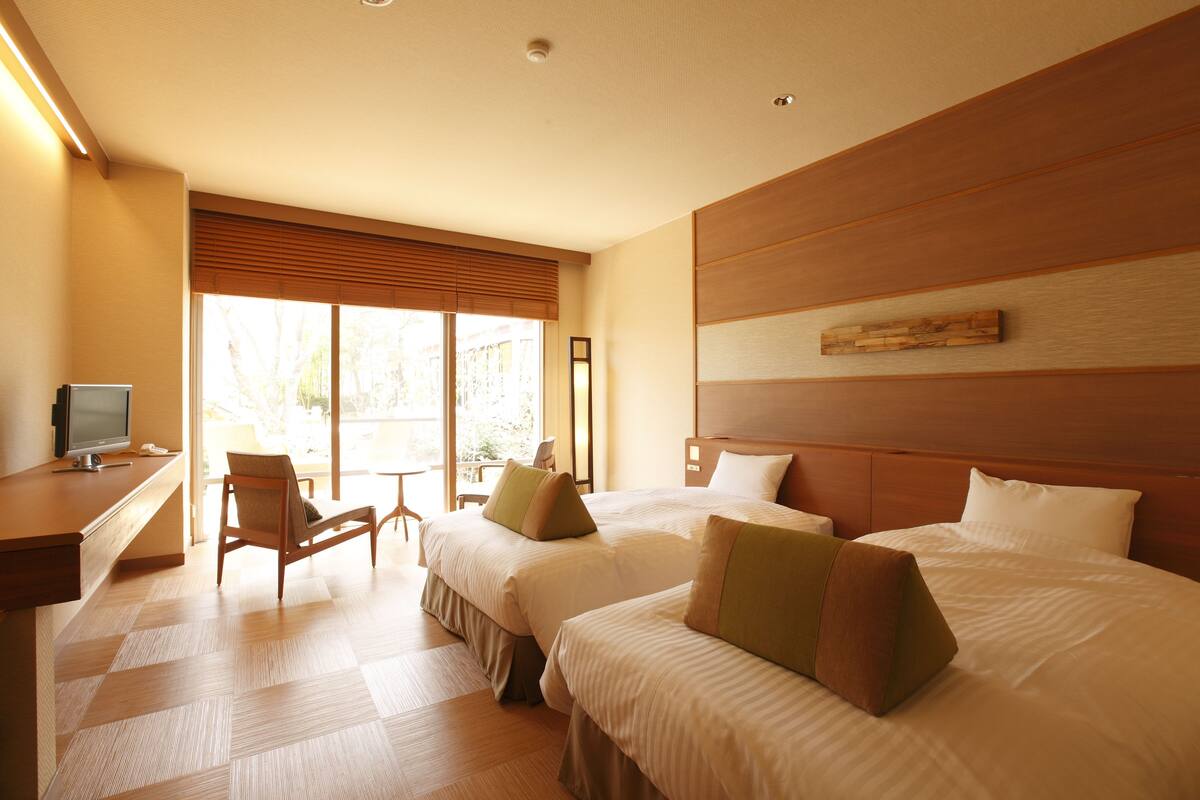 Quarto Twin Deluxe, terraço (Sealy bed, Garden) | Cofre no quarto, secretária 