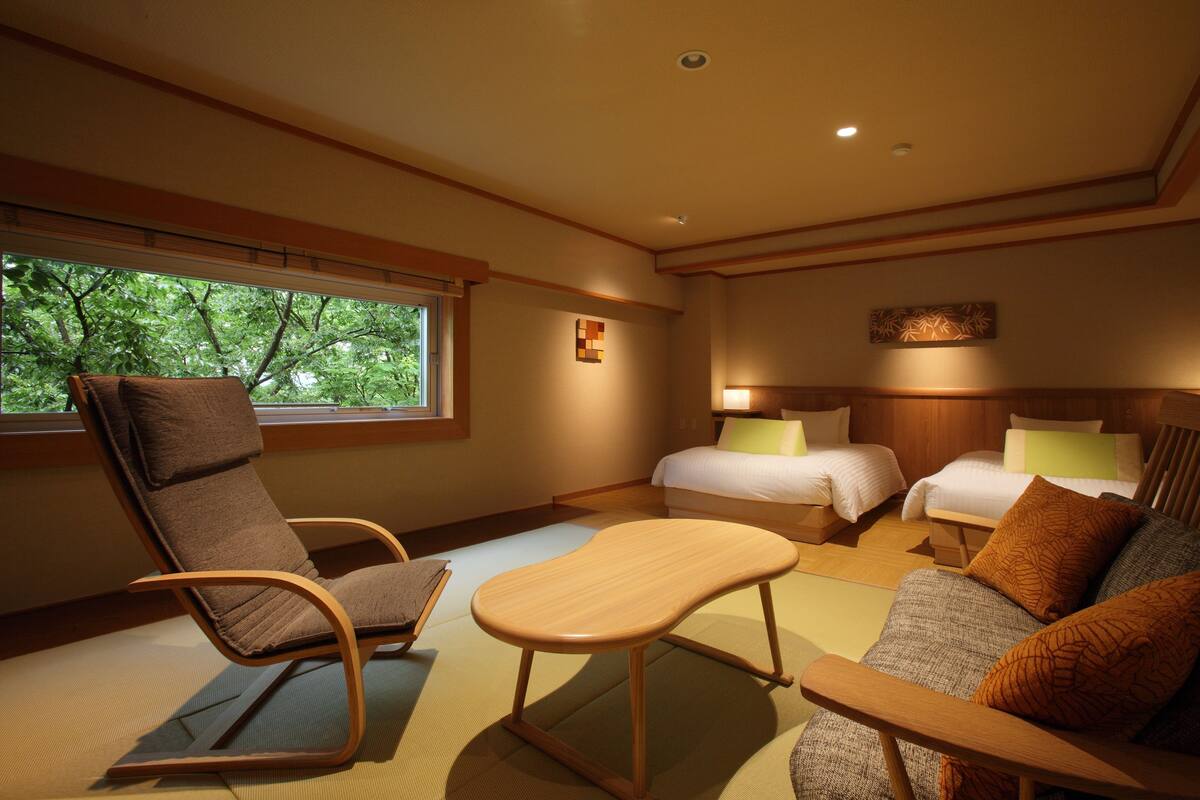Quarto Twin (Garden side) | Cofre no quarto, secretária 