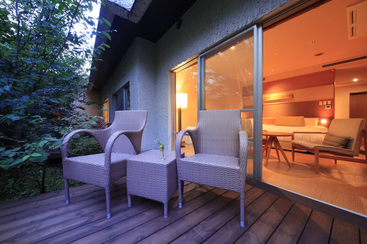 Suite Tradicional (Sealy bed, with Japanese Style Room) | Cofre no quarto, secretária 