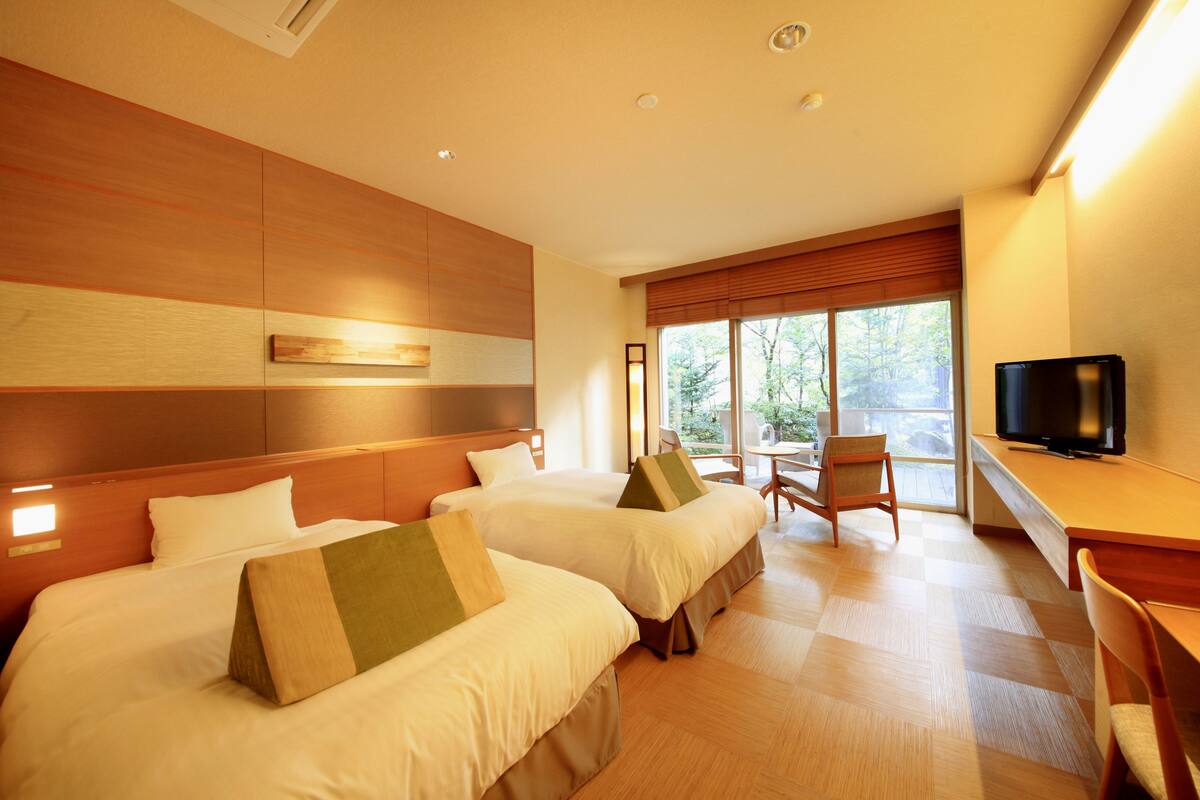 Quarto Twin Deluxe, terraço (Simmons bed, Garden, Shower booth) | Cofre no quarto, secretária 