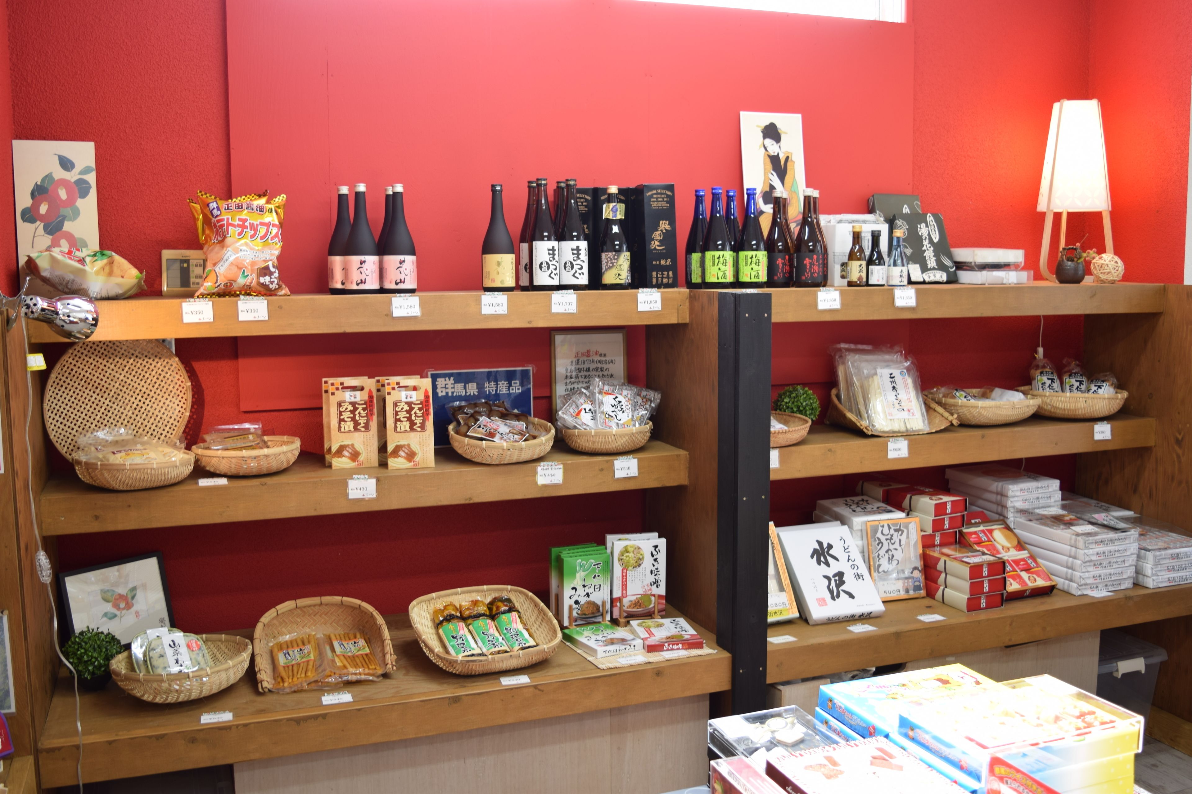 Uma loja com prateleiras exibindo diversos produtos embalados, incluindo lanches e bebidas.