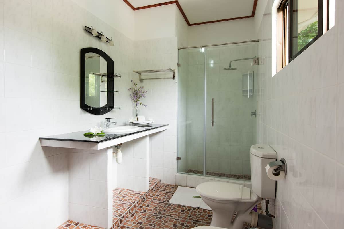 Apartamento Standard, 1 cama de casal, vista para o jardim, junto ao jardim | Casa de banho | Um polibã, artigos de higiene pessoal grátis, um bidé 