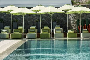 Piscina externa sazonal, guarda-sóis, espreguiçadeiras