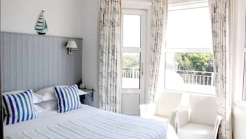 Quarto Duplo Superior, 1 quarto, varanda, vista para o mar | Roupa de alta qualidade, minibar, secretária, ferro/tábua de engomar