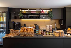 Café da manhã com buffet todos os dias (EUR 10 por pessoa) 