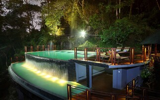 2 piscinas externas, funciona das 8h às 18h, barracas de cortesia