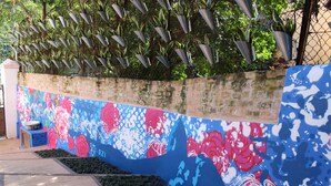 Paredes com um mural colorido apresentando motivos florais e designs abstratos.