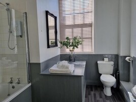 Quarto Duplo Standard, 1 cama de casal | Casa de banho | Artigos de higiene pessoal grátis, um secador de cabelo 