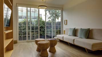 Suite Superior con balcon | Sala de estar | Televisor de ecrã plano de 40 polegadas com canais por cabo, televisor