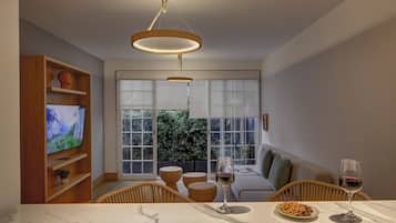 Suite Superior con balcon | Sala de estar | Televisor de ecrã plano de 40 polegadas com canais por cabo, televisor