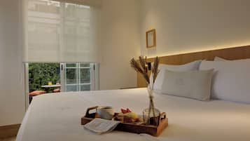 Suite Superior con balcon | 1 quarto, edredões de penas, minibar, cofre no quarto