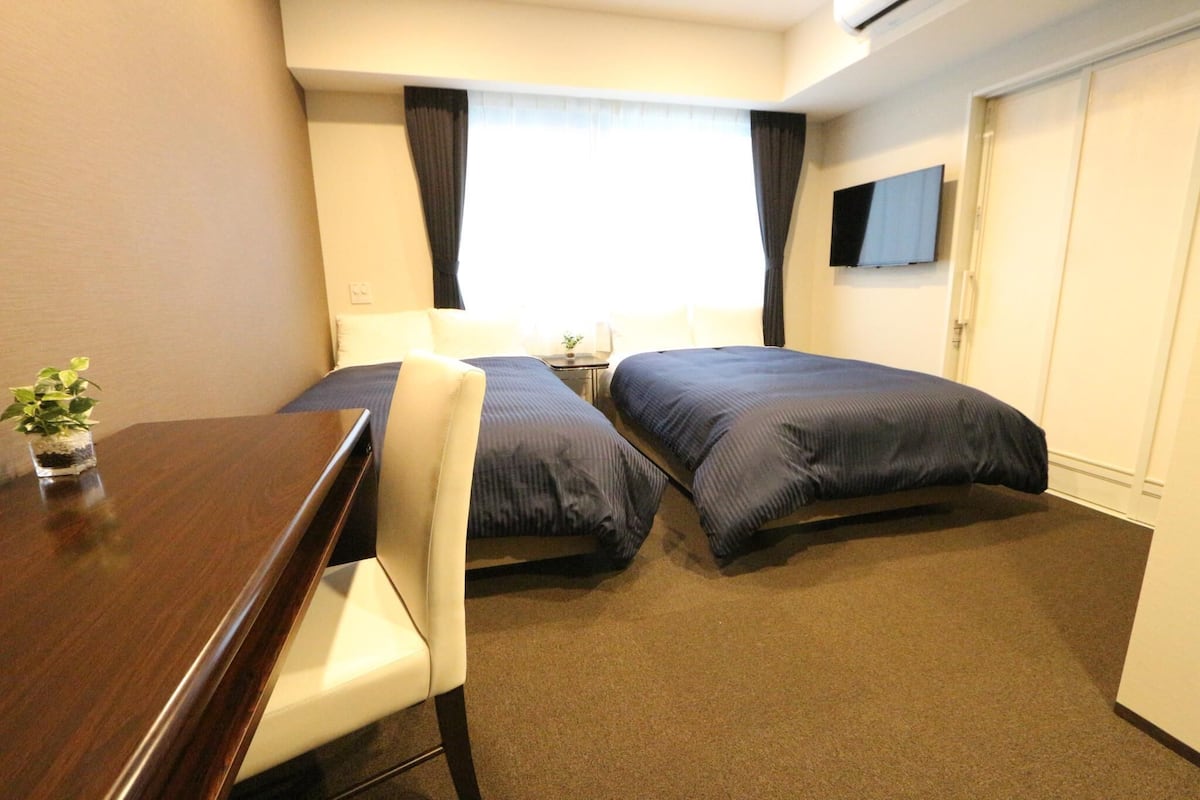 Roupas de cama premium, escrivaninha, cortinas blackout, roupa de cama