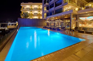 Piscina exterior, guarda-sóis, espreguiçadeiras 
