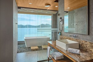 Panorama Suite | Banheiro | Chuveiro, chuveiro com efeito de chuva, produtos de toalete grátis 