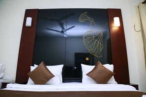 1 quarto, roupa de alta qualidade, cofre no quarto, secretária 