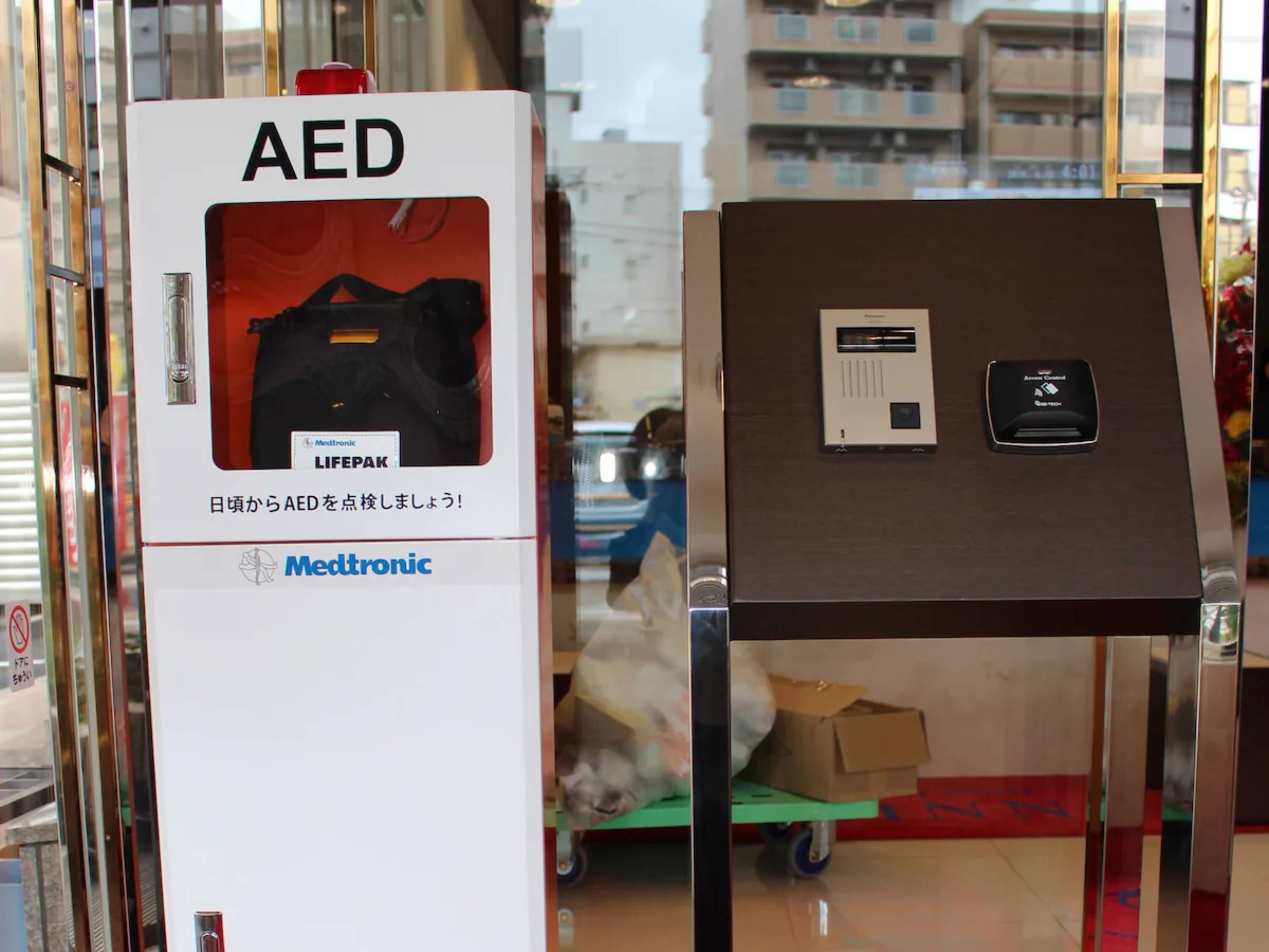 Um equipamento DEA e um painel de controle em área pública.