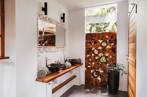 Villa Familiar, 2 quartos | Casa de banho | Um polibã, um chuveiro fixo, artigos de higiene ecológicos 