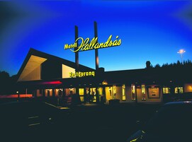 Fachada do alojamento (tarde/noite)