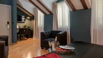 Penthouse Suite, Spa Bath | Roupas de cama premium, frigobar, cofres nos quartos, escrivaninha