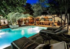 Piscina externa, funciona das 7h30 às 21h, guarda-sóis, espreguiçadeiras