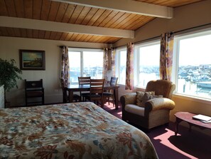 Suíte romântica, 1 cama King e sofá-cama, vista para a marina, no canto | Individualmente decorados, individualmente mobiliados, escrivaninha