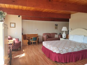 Suíte premium, várias camas, vista para a marina, no canto | Individualmente decorados, individualmente mobiliados, escrivaninha