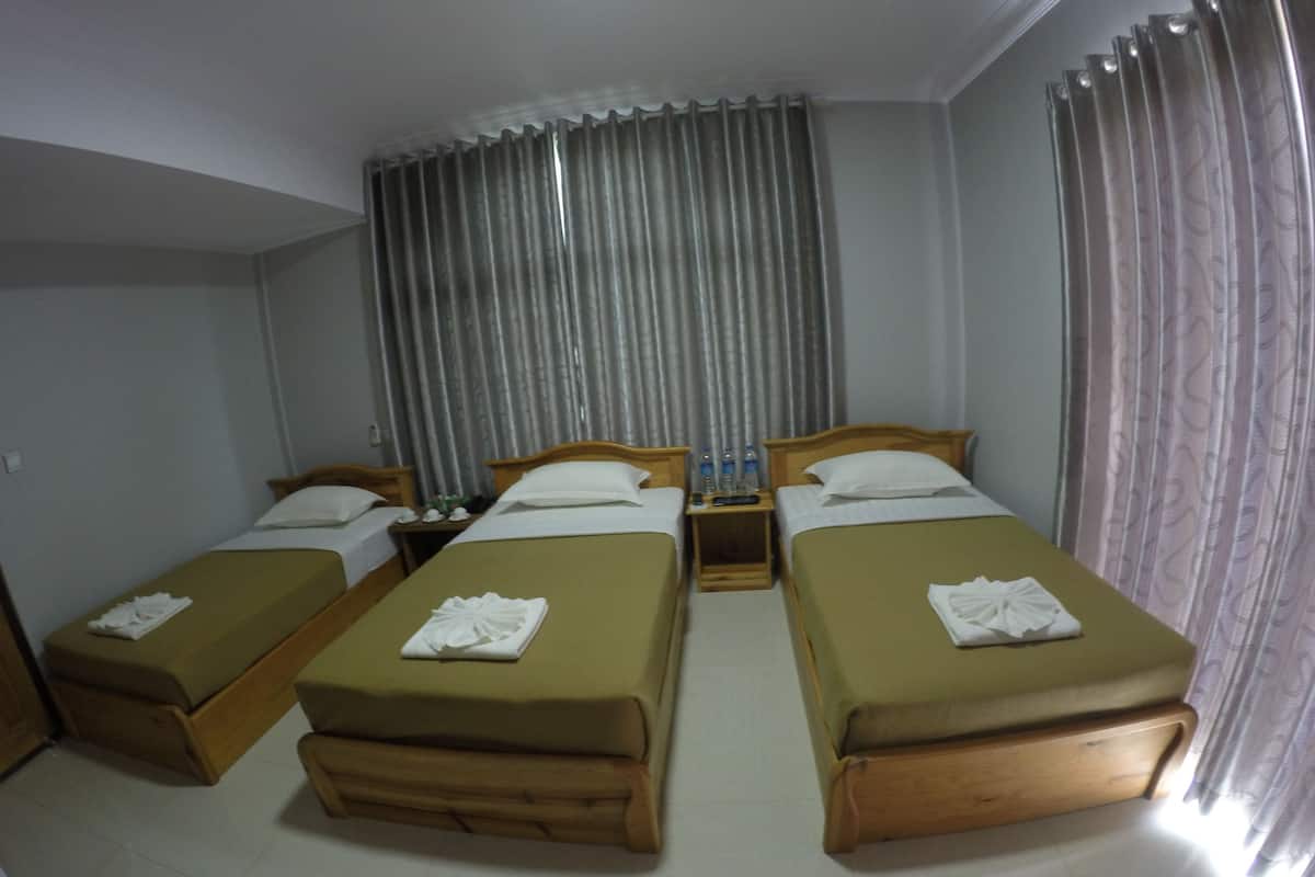 Quarto Triplo Superior, 1 quarto | Minibar, secretária, camas desdobráveis, Wi-fi grátis