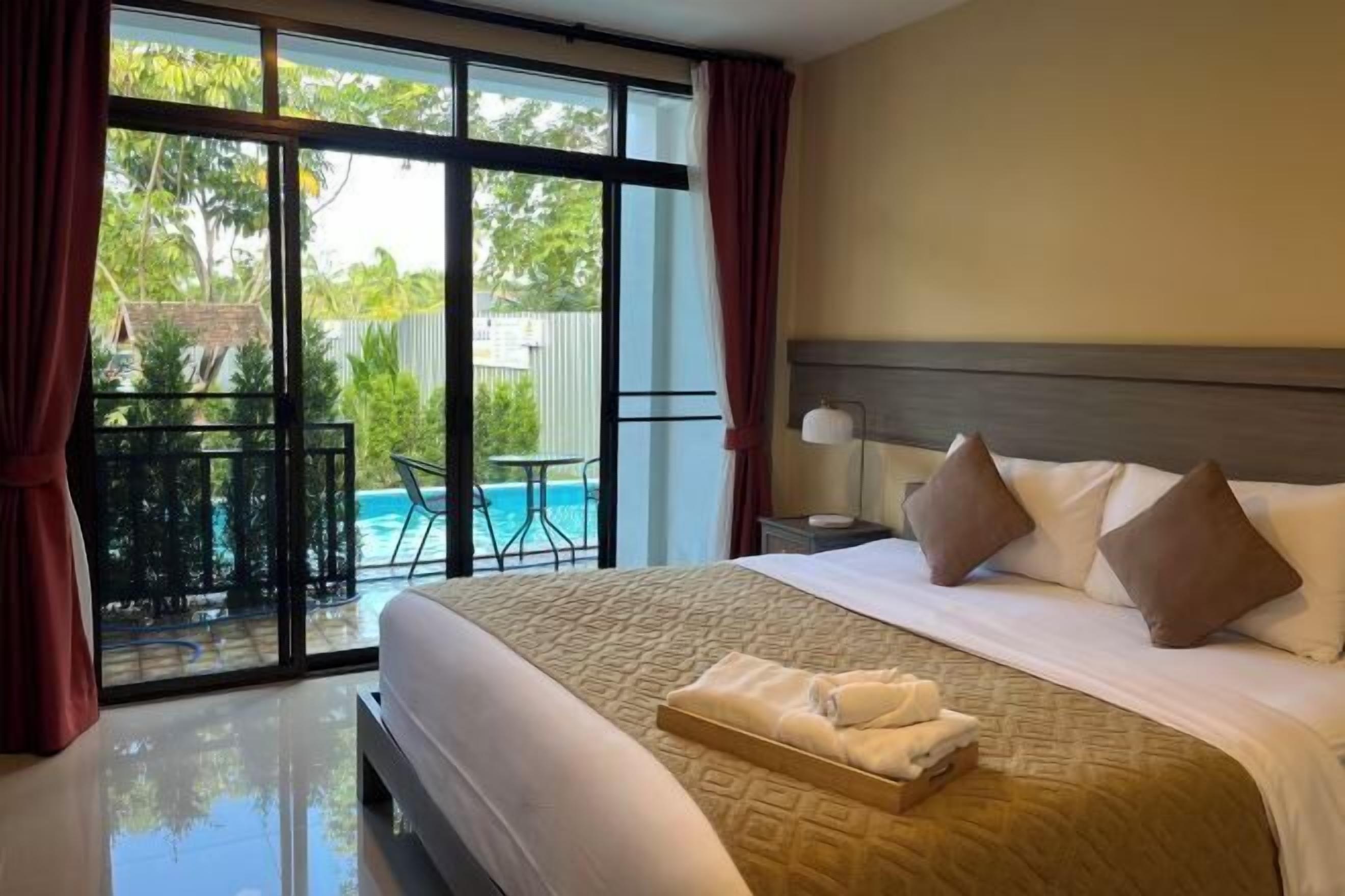 Minibar, com mobília individualizada, secretária 