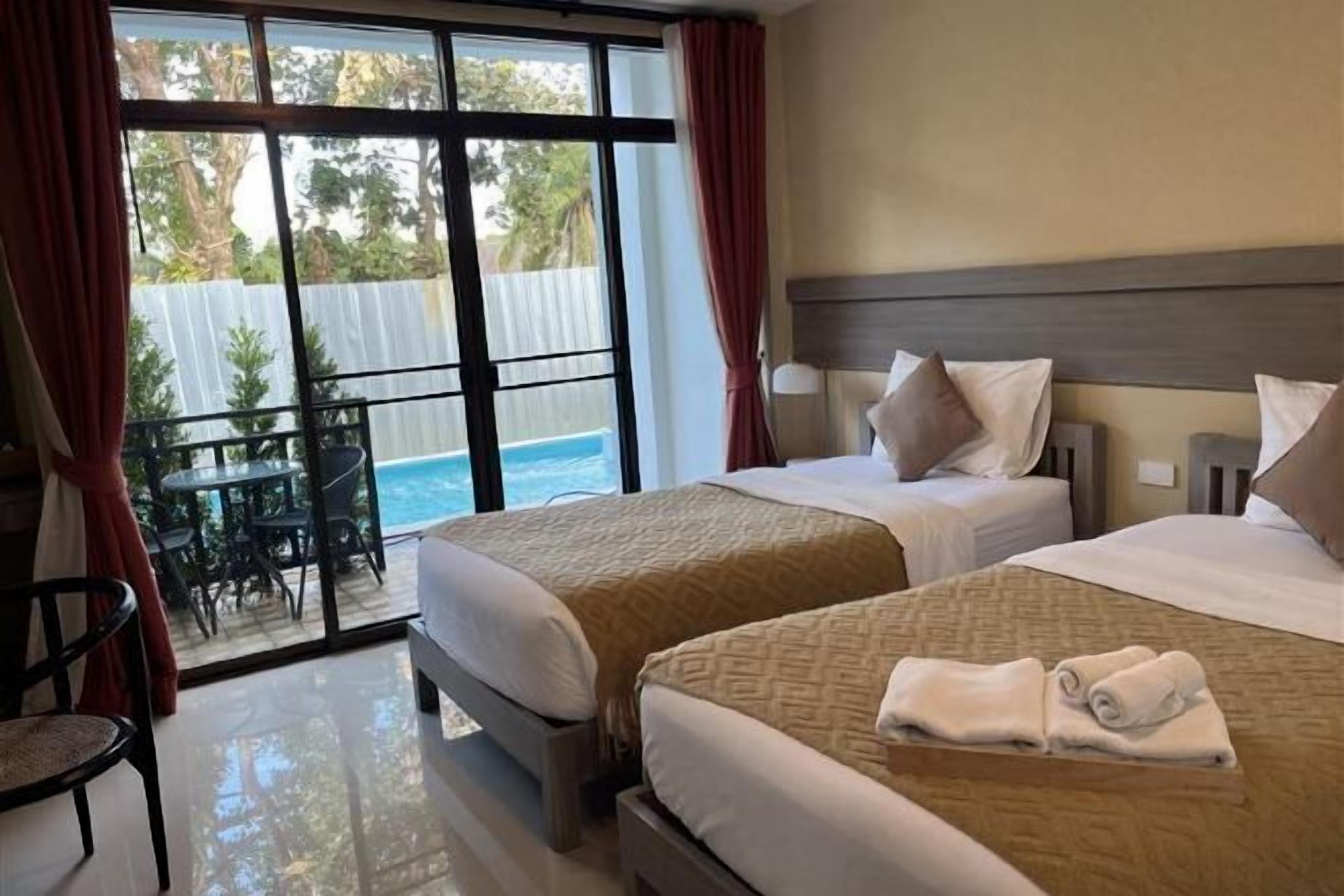 Minibar, com mobília individualizada, secretária 