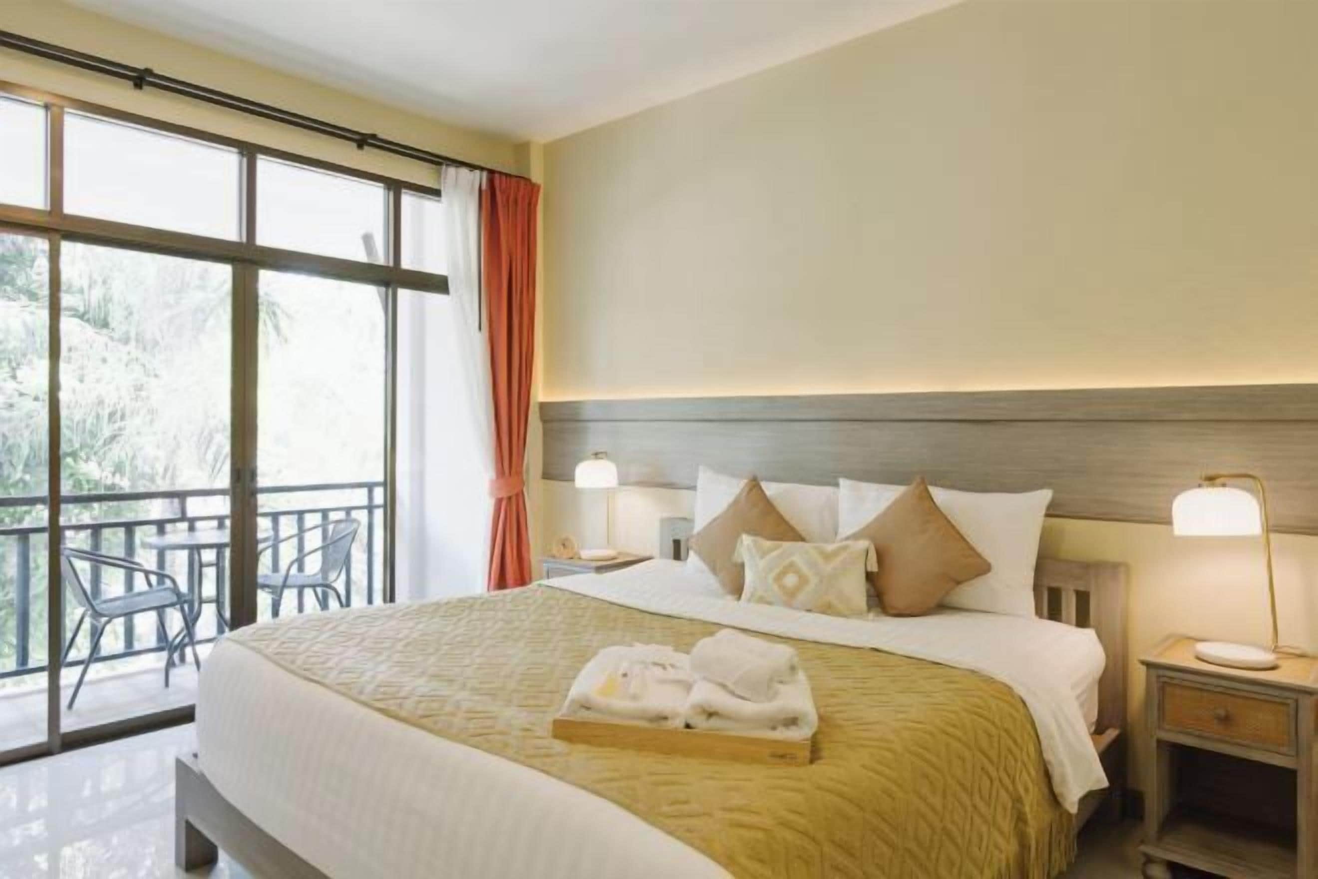 Minibar, com mobília individualizada, secretária 