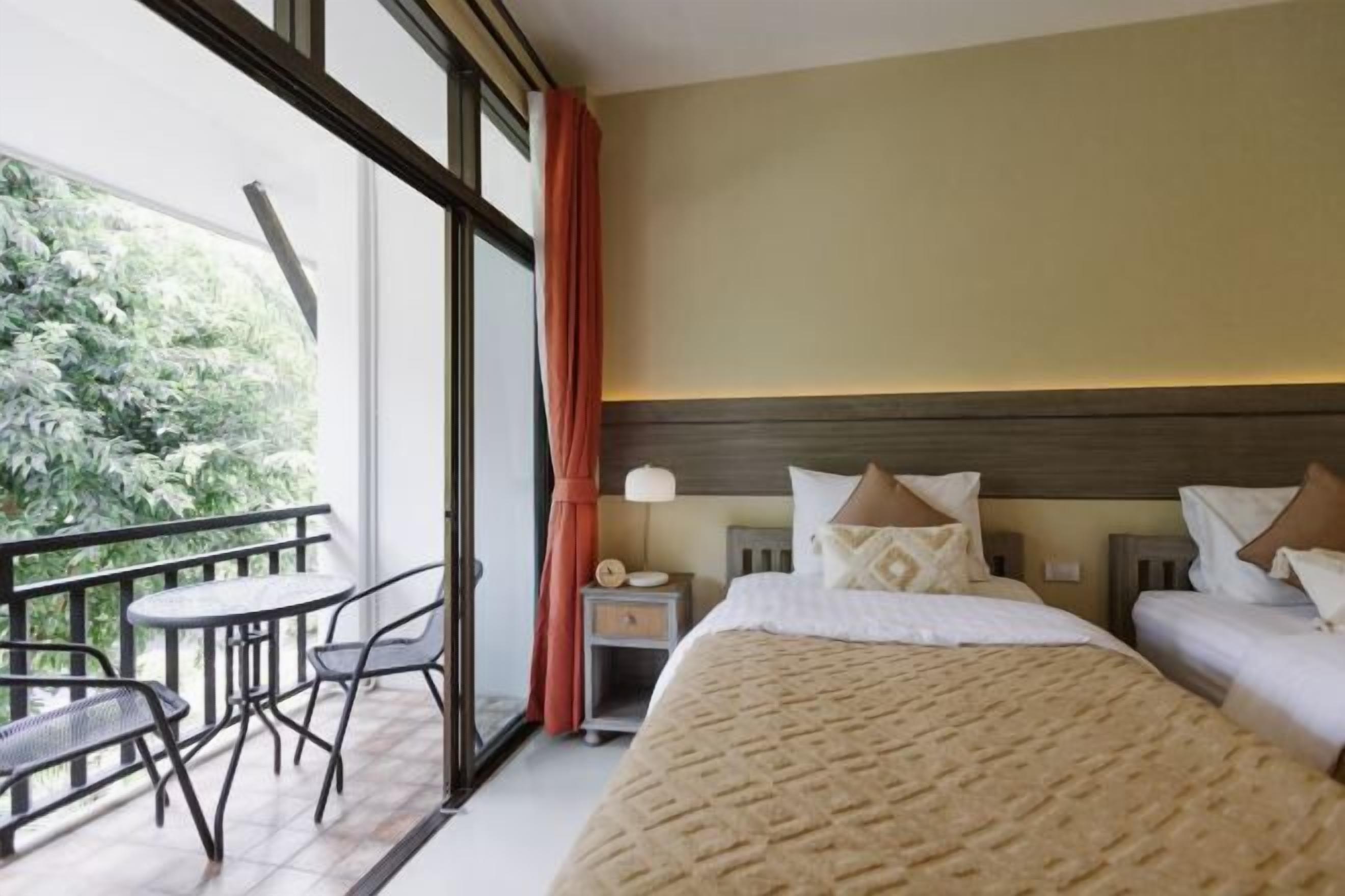 Minibar, com mobília individualizada, secretária 