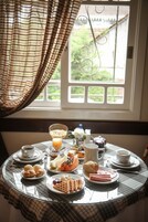 Café da manhã com buffet grátis todos os dias