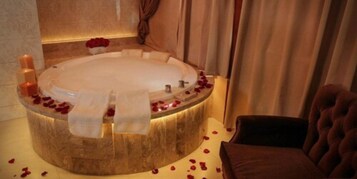 Deluxe Triple Room, andar terreo | Banheira de hidromassagem