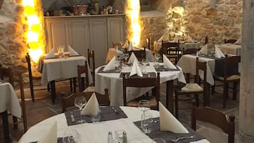 Café da manhã, almoço e jantar; culinária francesa