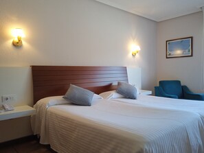 Quarto Duplo ou Twin, vista para a praia | Cofre no quarto, secretária, cortinas/cortinados opacos 